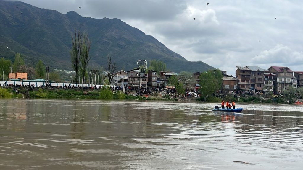 Three men slip into Jhelum in Hajin; 2 feared drowned, 1 rescued | Free ...