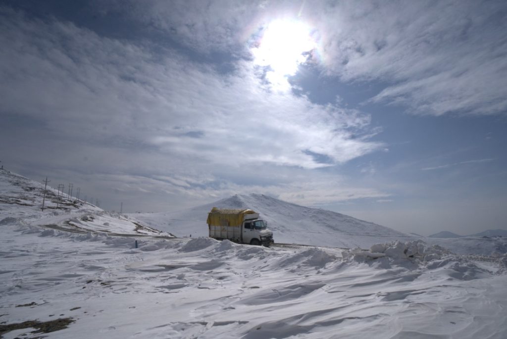Gurez valley cut off after heavy snowfall, authorities suspend traffic ...