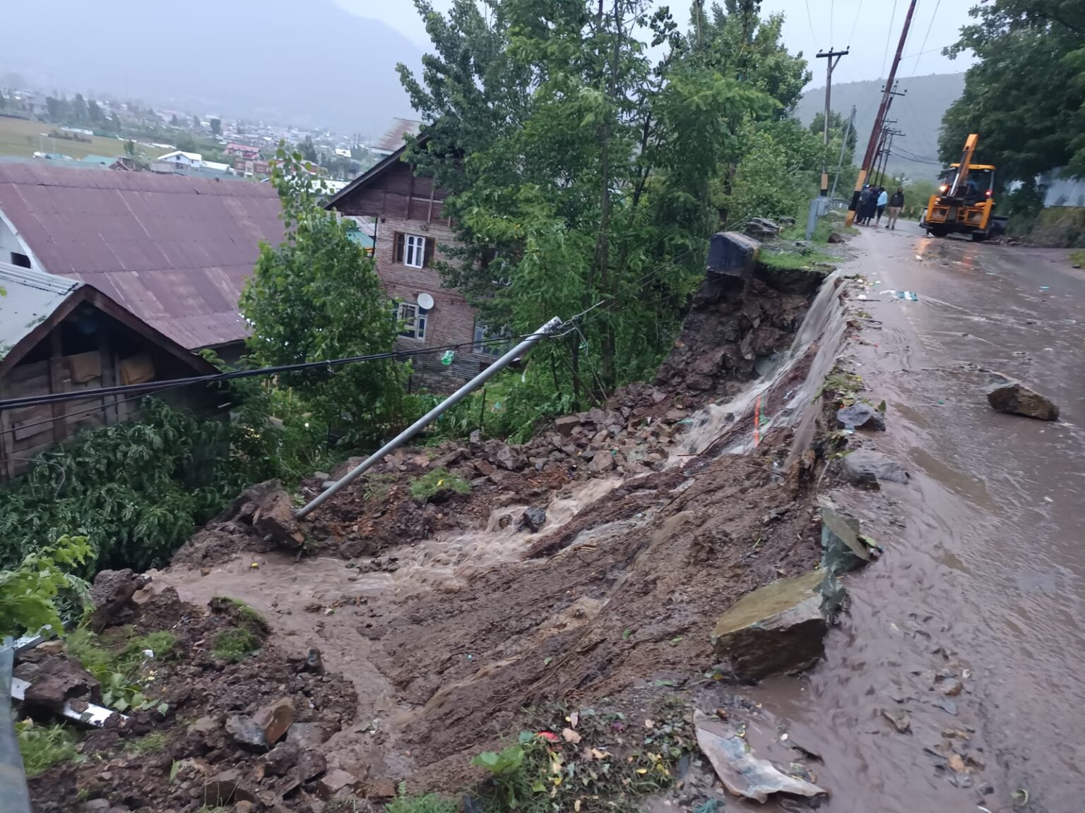 Bandipora rain havoc: Water, mud flood homes near Darul Uloom Rahimiya ...